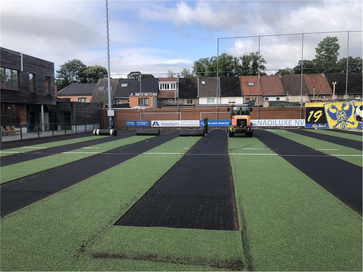 Renovatie kunstgras voetbalveld STVV Jeugd | Sportinfrabouw